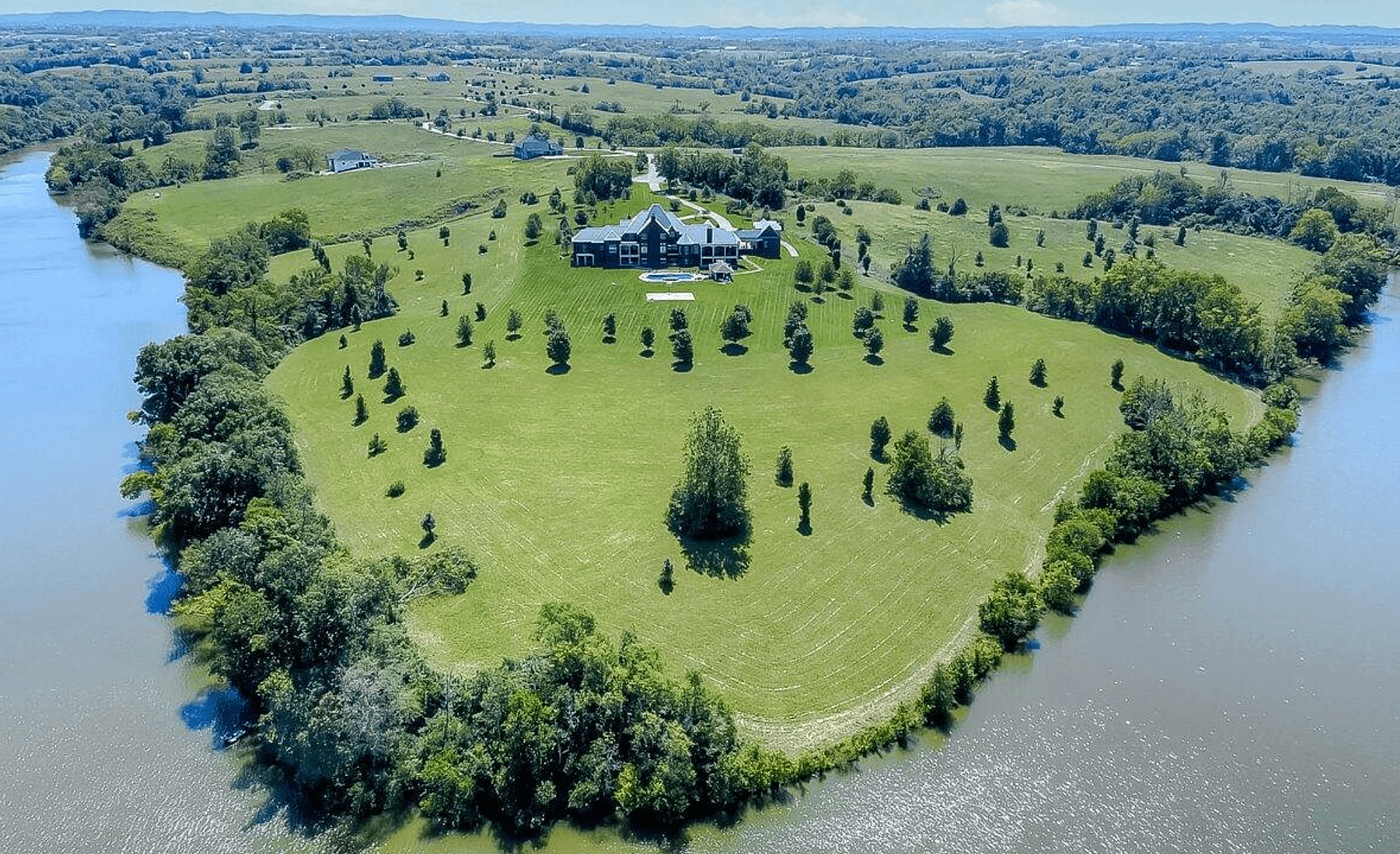 Waterfront Home On 19 Acres In Richmond, Kentucky (PHOTOS)