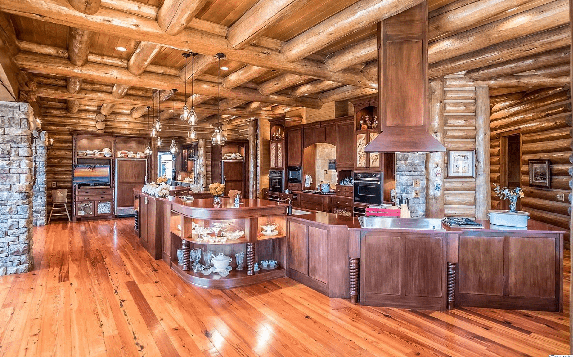 Alabama Log Home On 176 Acres With Indoor Pool (PHOTOS)