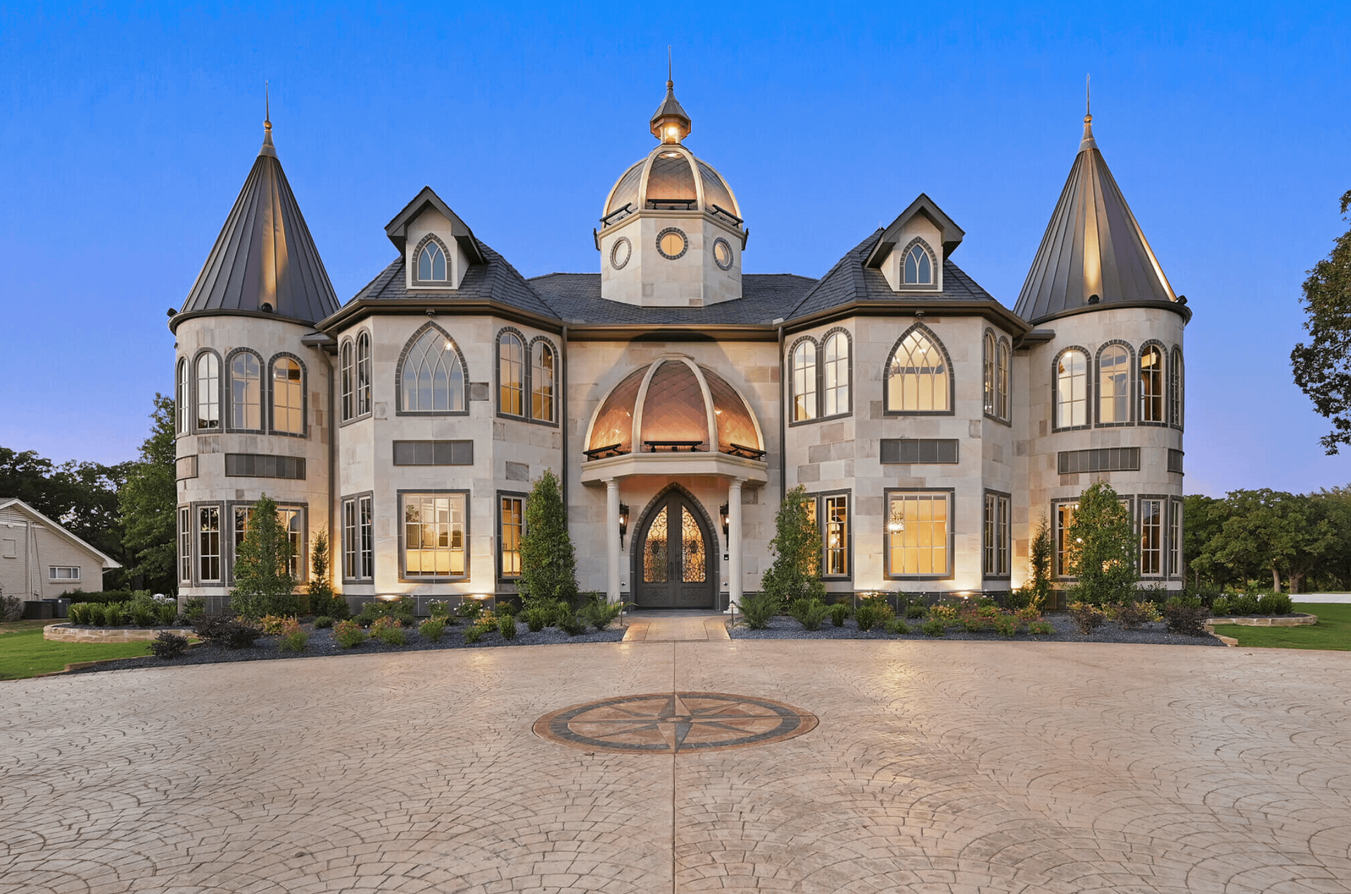 Castle-Like Home By Mansfield Custom Homes (PHOTOS)