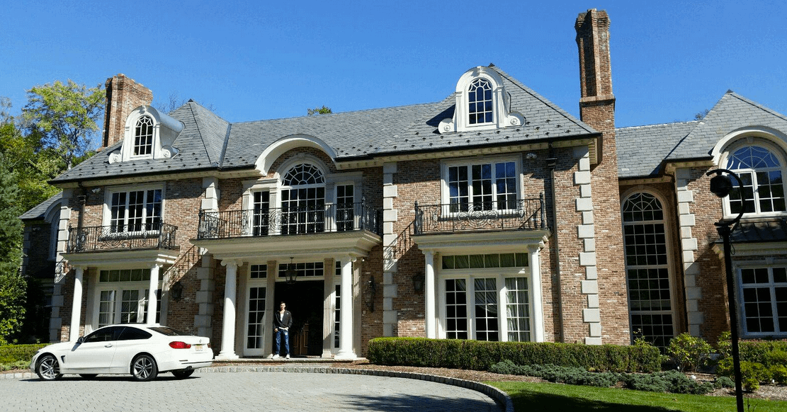 A Look At Some Mansions With Expensive Cars Parked In Front - Homes of ...