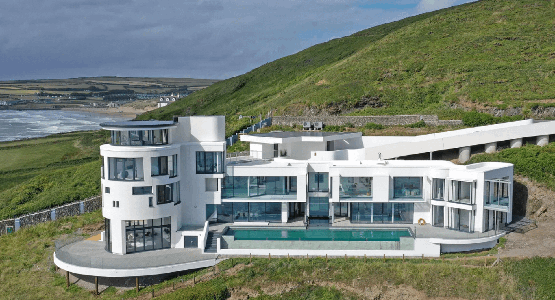 £10 Million Waterfront Estate In England (PHOTOS + FLOOR PLANS)