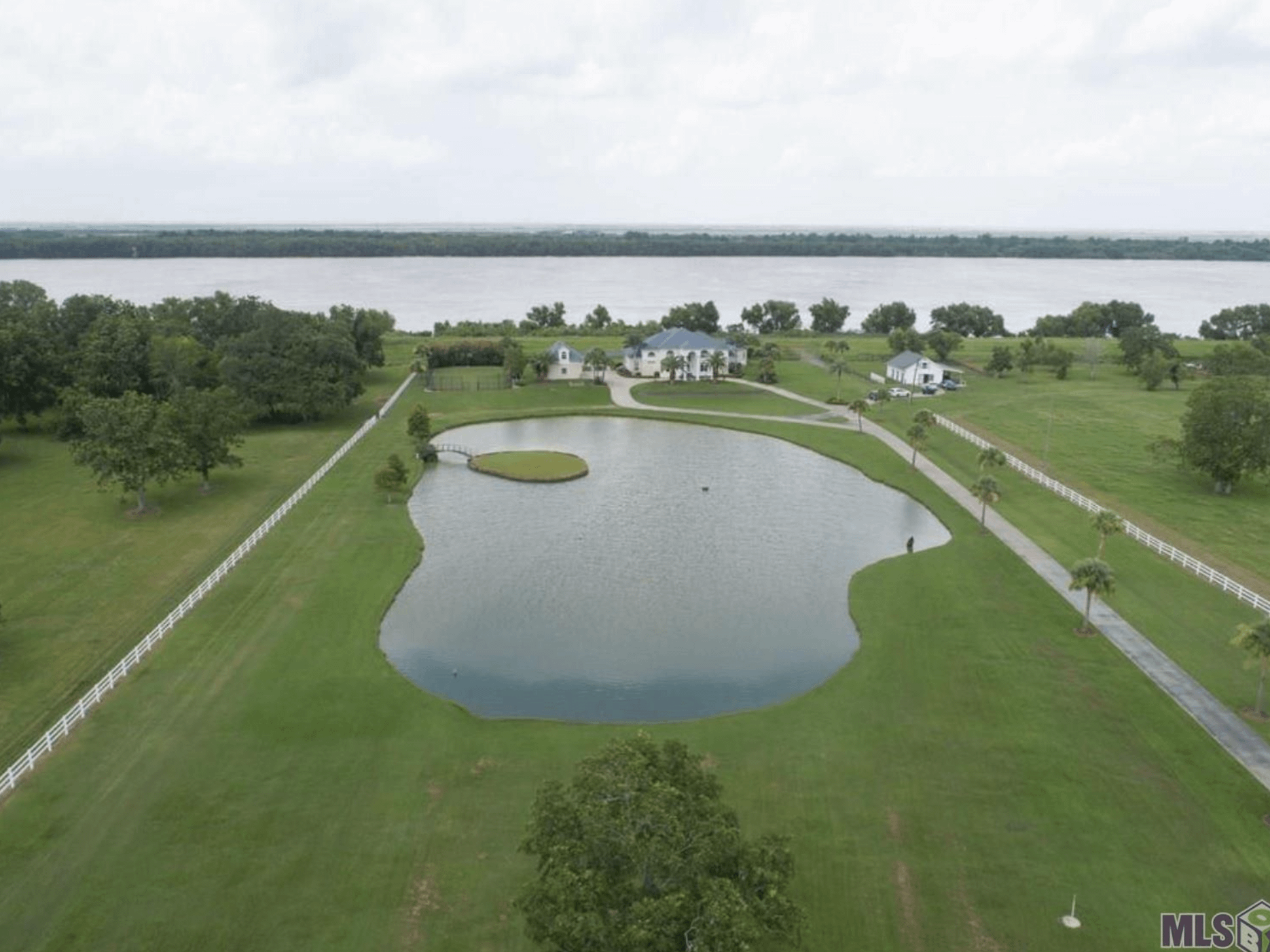 329 Acre Riverfront Estate In Louisiana (PHOTOS)