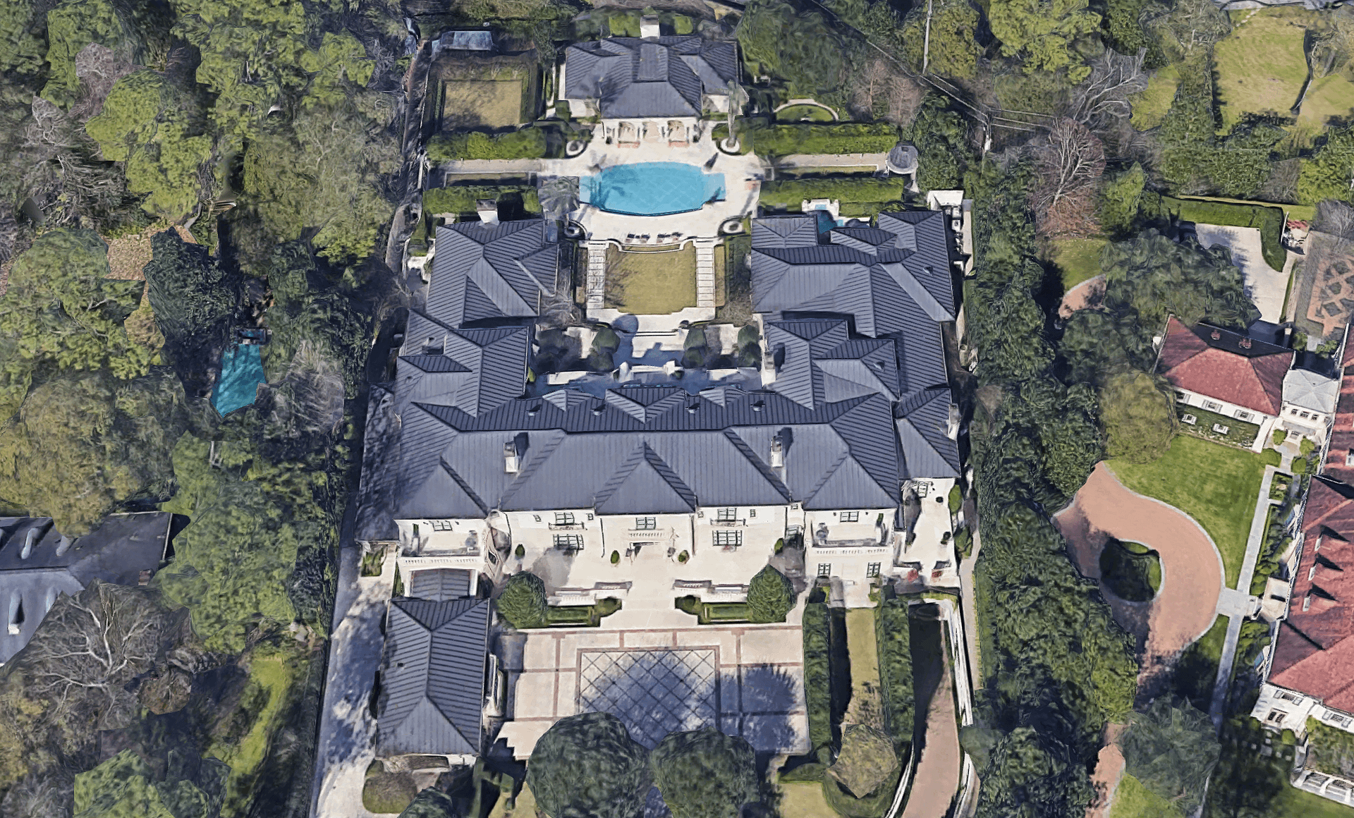 A Look At Some Mega Mansions - Homes of the Rich