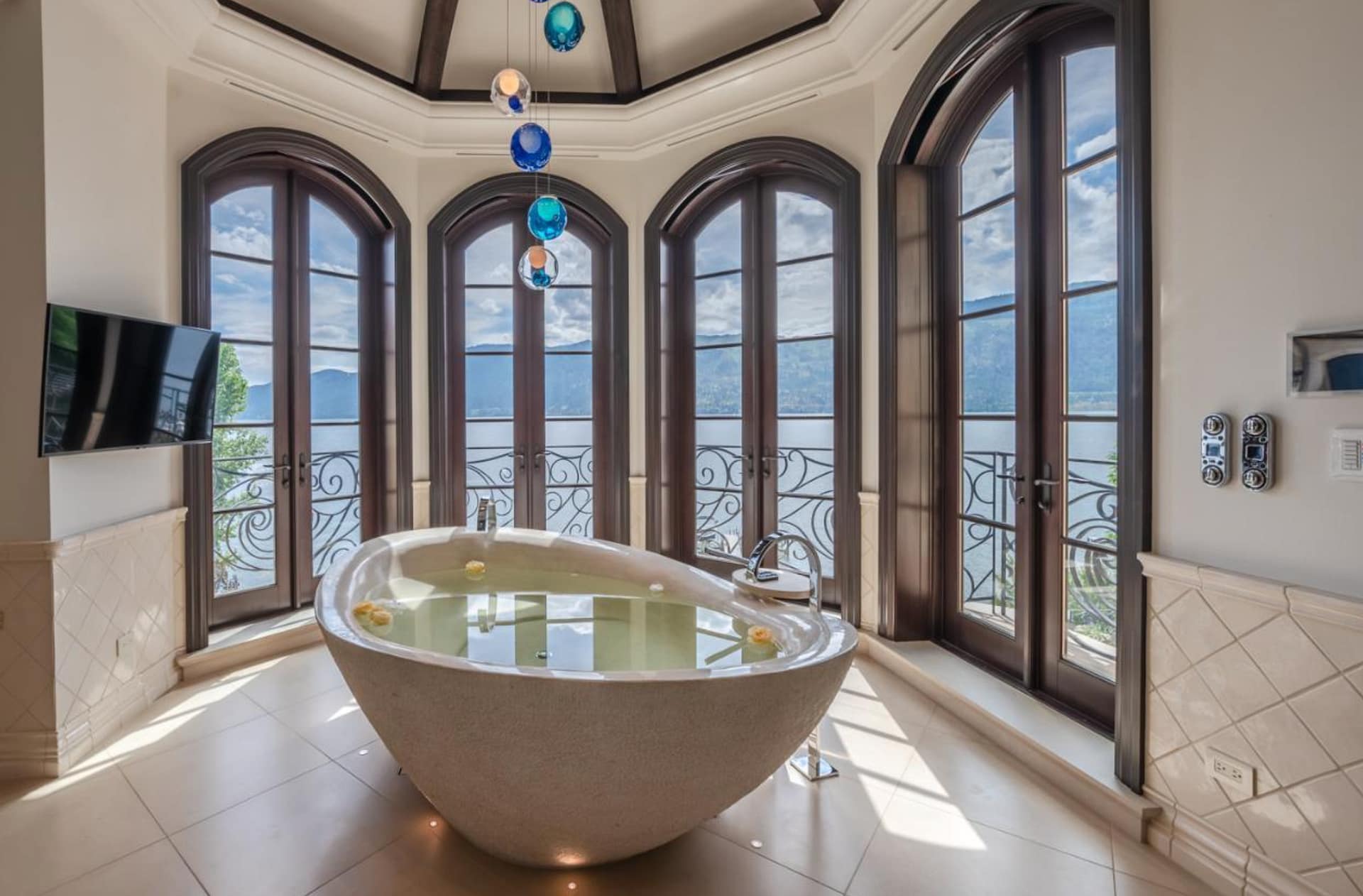 Tuscan Style Lakefront Estate In British Columbia, Canada (PHOTOS)