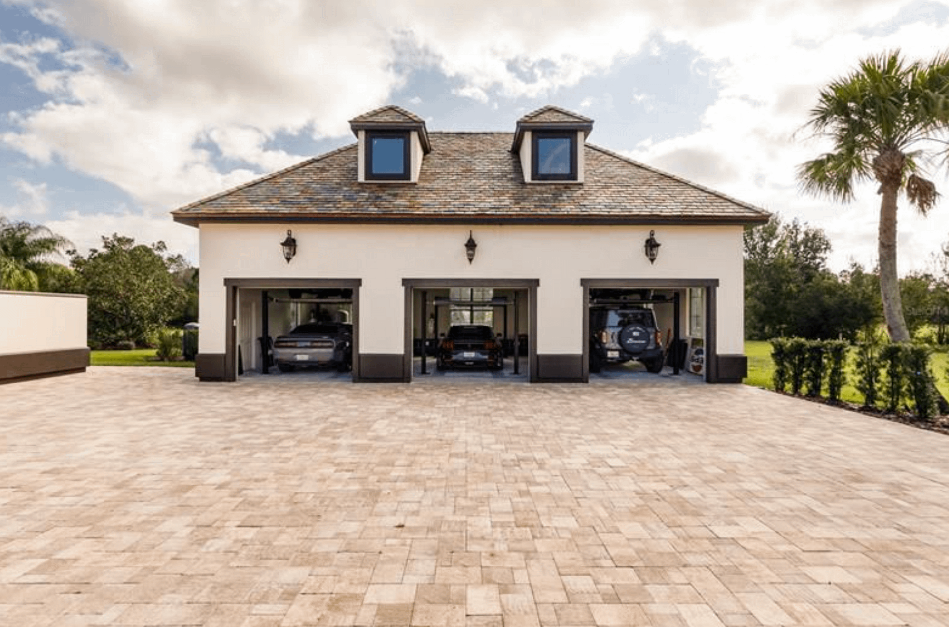 Florida Home With 16-Car Garage (PHOTOS)