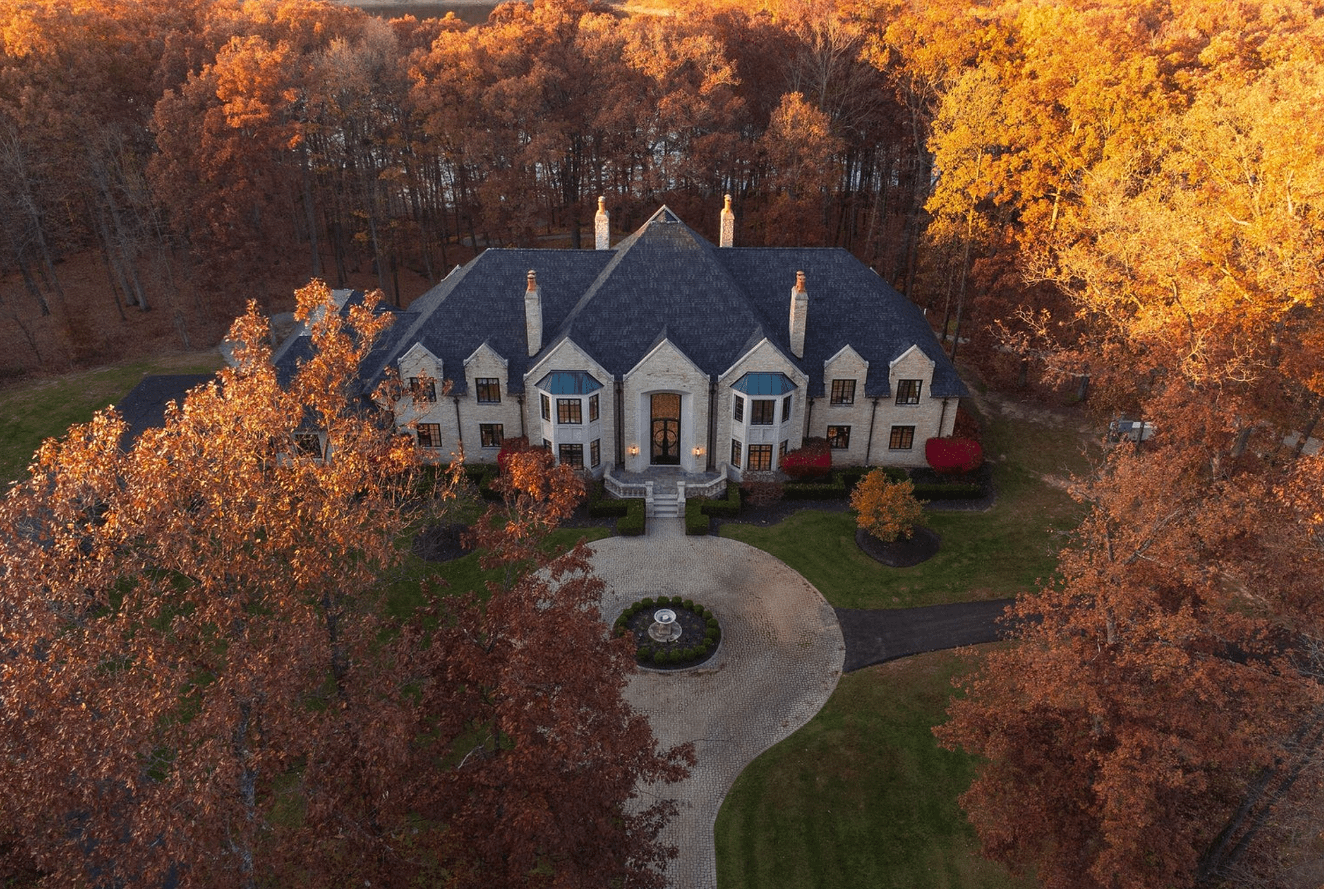 Spectacular Waterfront Home On 19 Acres In Ohio (PHOTOS)
