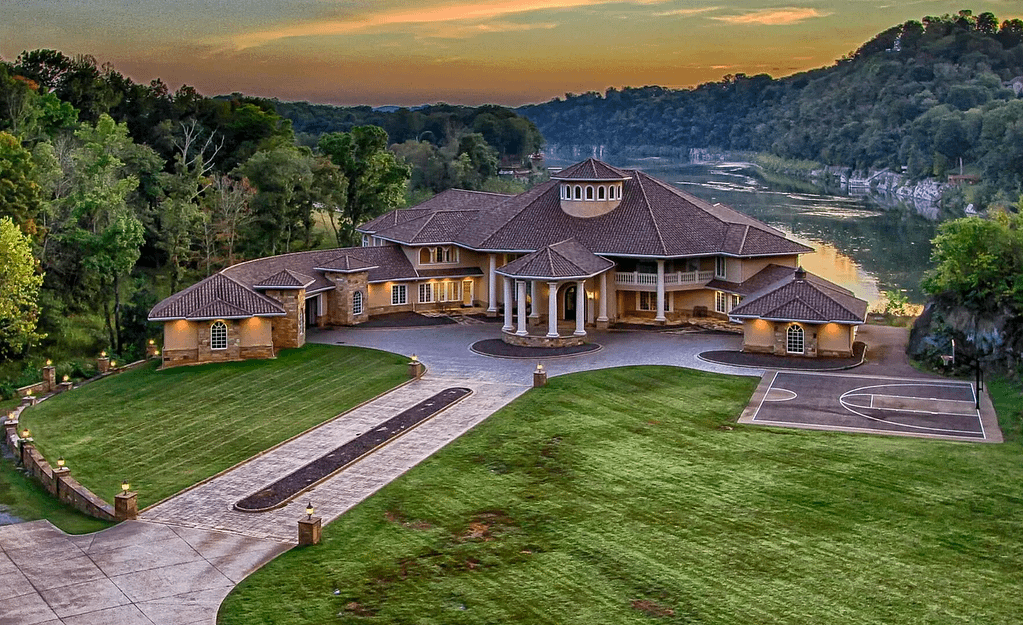 Tennessee Lakefront Home On 9 Acres (PHOTOS)