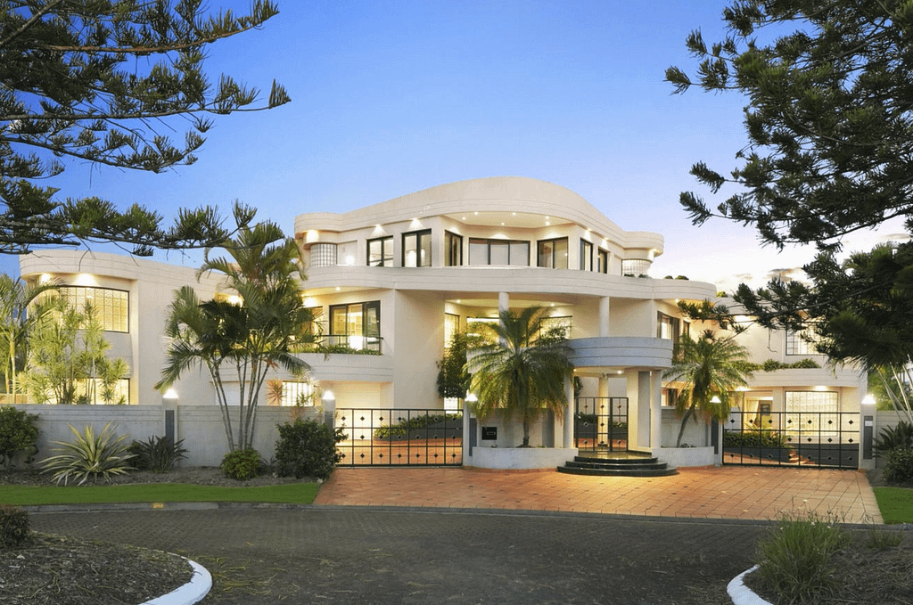 Riverfront Home In Queensland, Australia (PHOTOS)