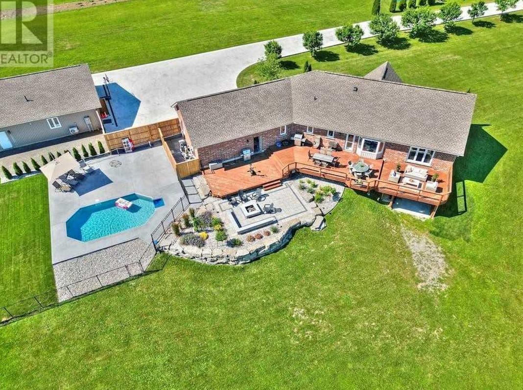 6 Acre Ontario Property With Indoor Ice Rink (PHOTOS)