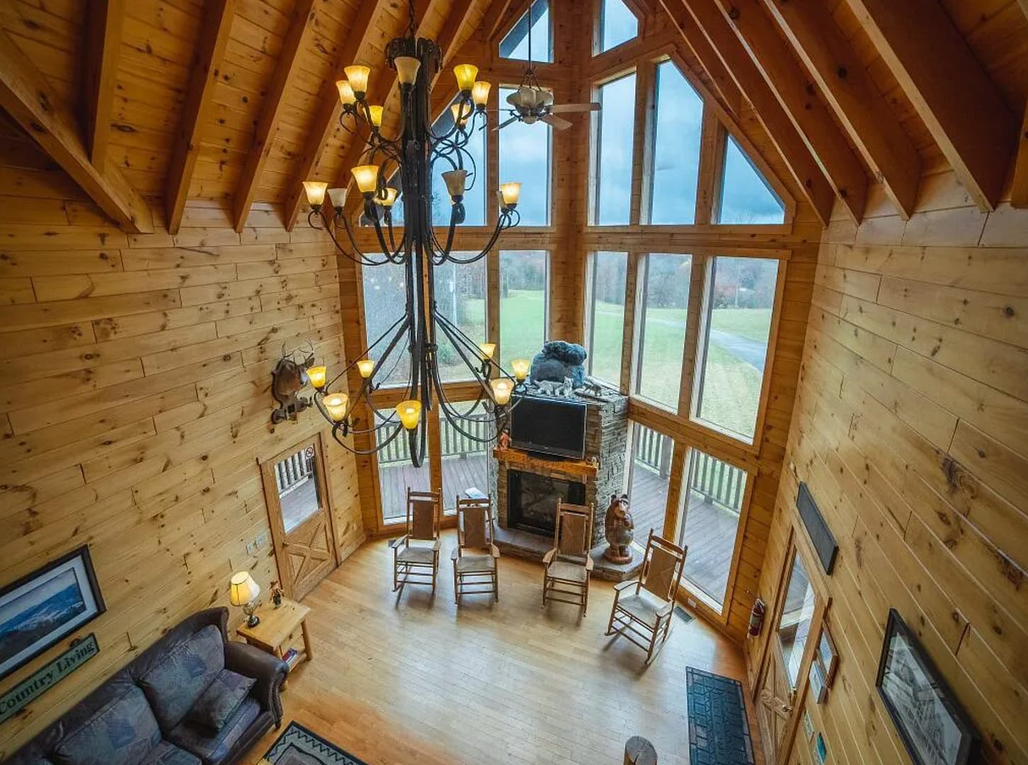 Tennessee Log Home On 89 Acres (PHOTOS)