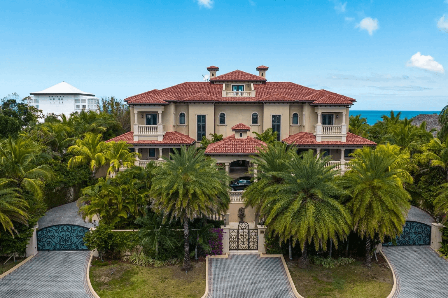 $32 Million Beachfront Home In The Bahamas (PHOTOS) - Homes of the Rich