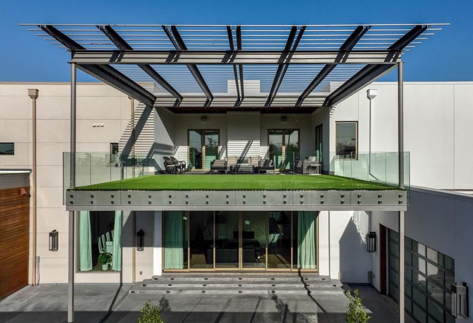 Modern Dallas Home With 10+ Car Garage (PHOTOS)