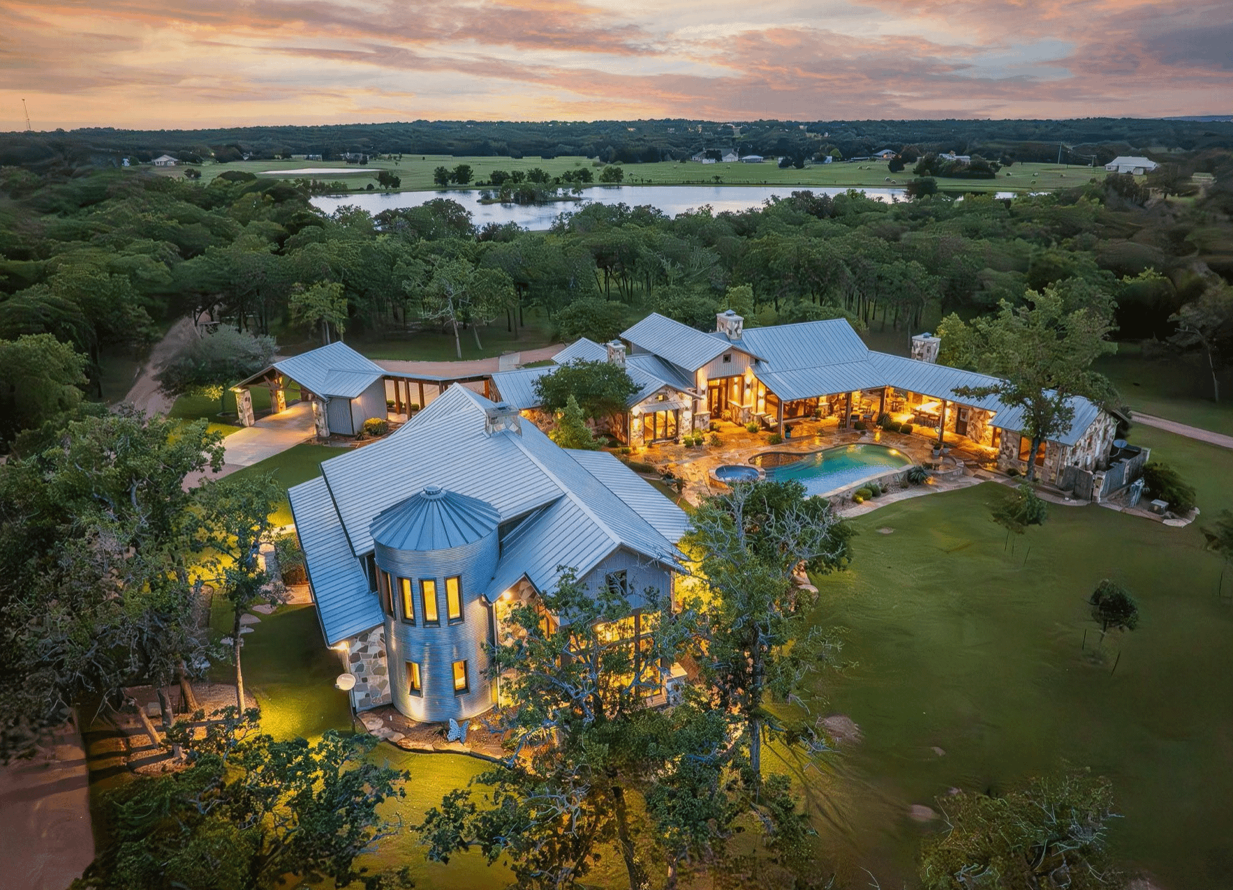 90 Acre Texas Ranch For Sale With 2 Guest Houses And Barn