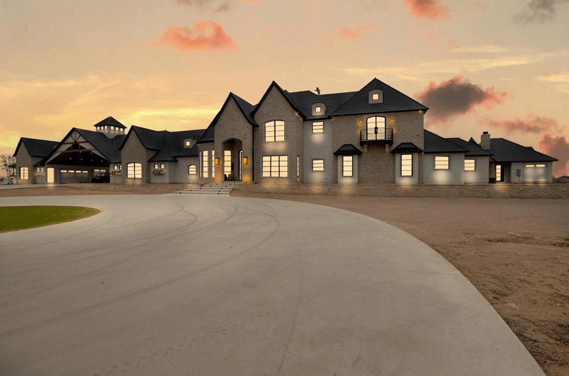 Texas Home On 12 Acres With Pond & Barn (PHOTOS)