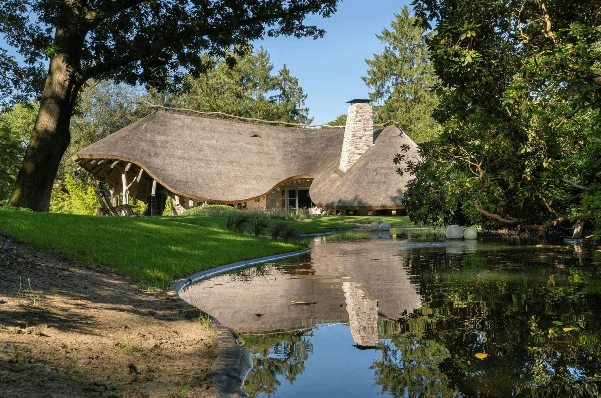 Charming Thatched House In The Netherlands (PHOTOS)