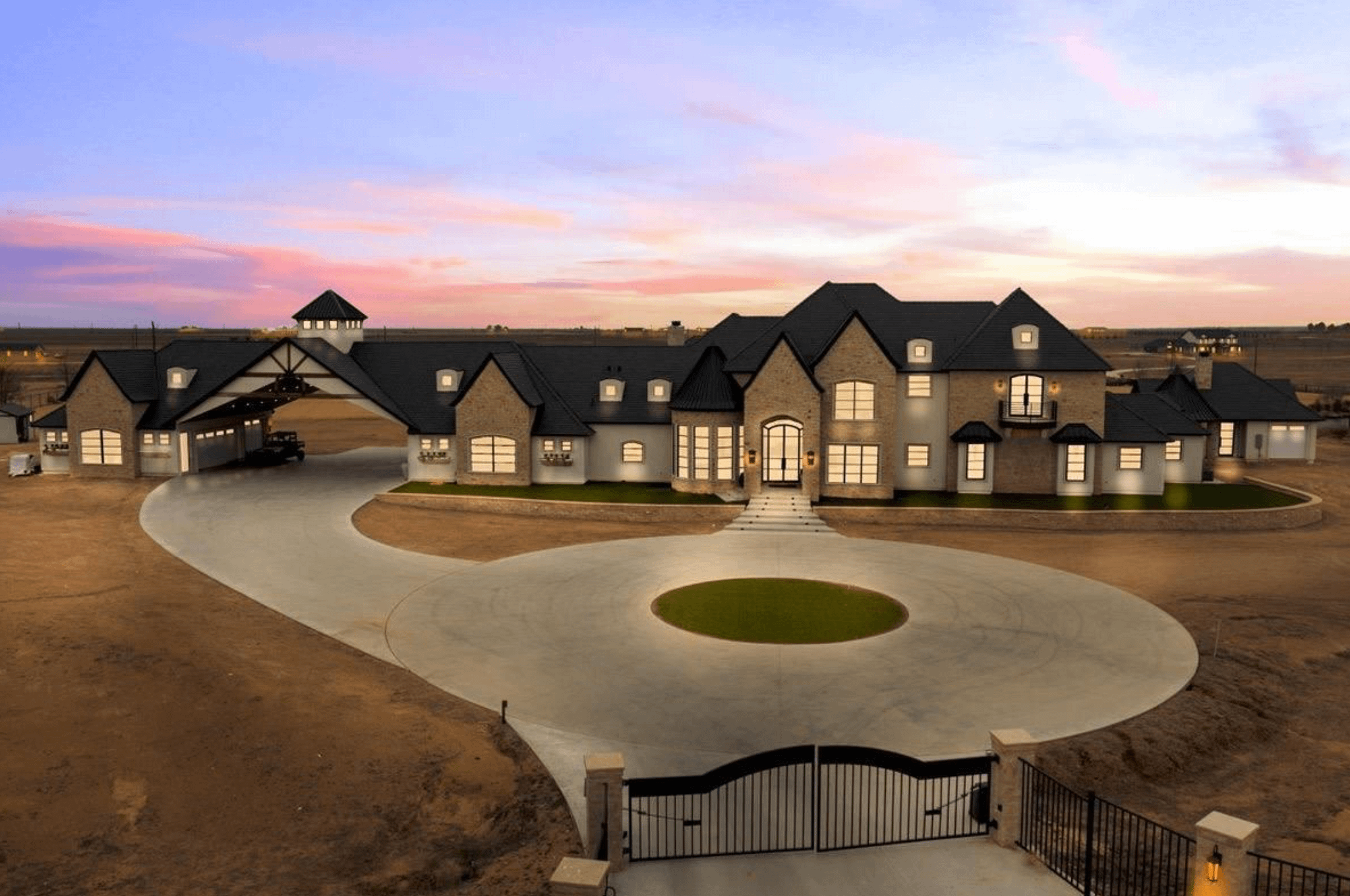 Texas Home On 12 Acres With Pond & Barn (PHOTOS)