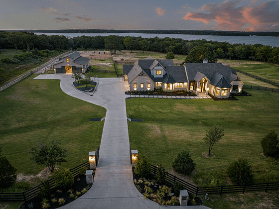 8 Acre Lakefront Texas Estate With Barn (PHOTOS)