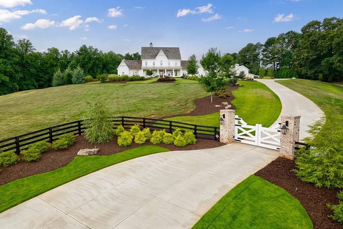 10 Acre Georgia Estate With Party Barn & Pool (PHOTOS)