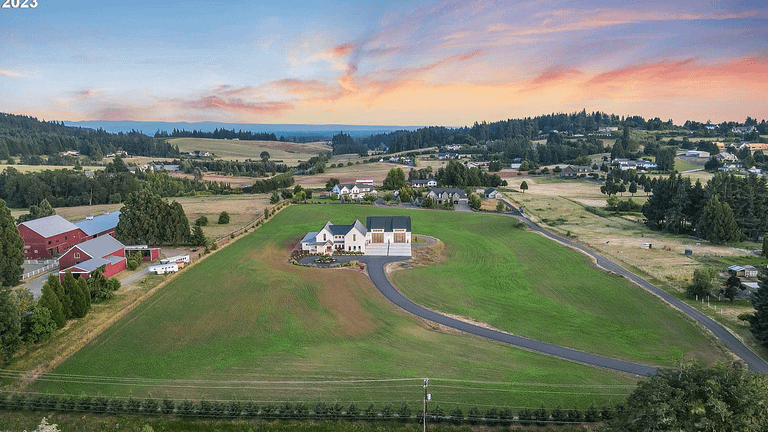 Modern Farmhouse On 10 Acres In Oregon (PHOTOS)