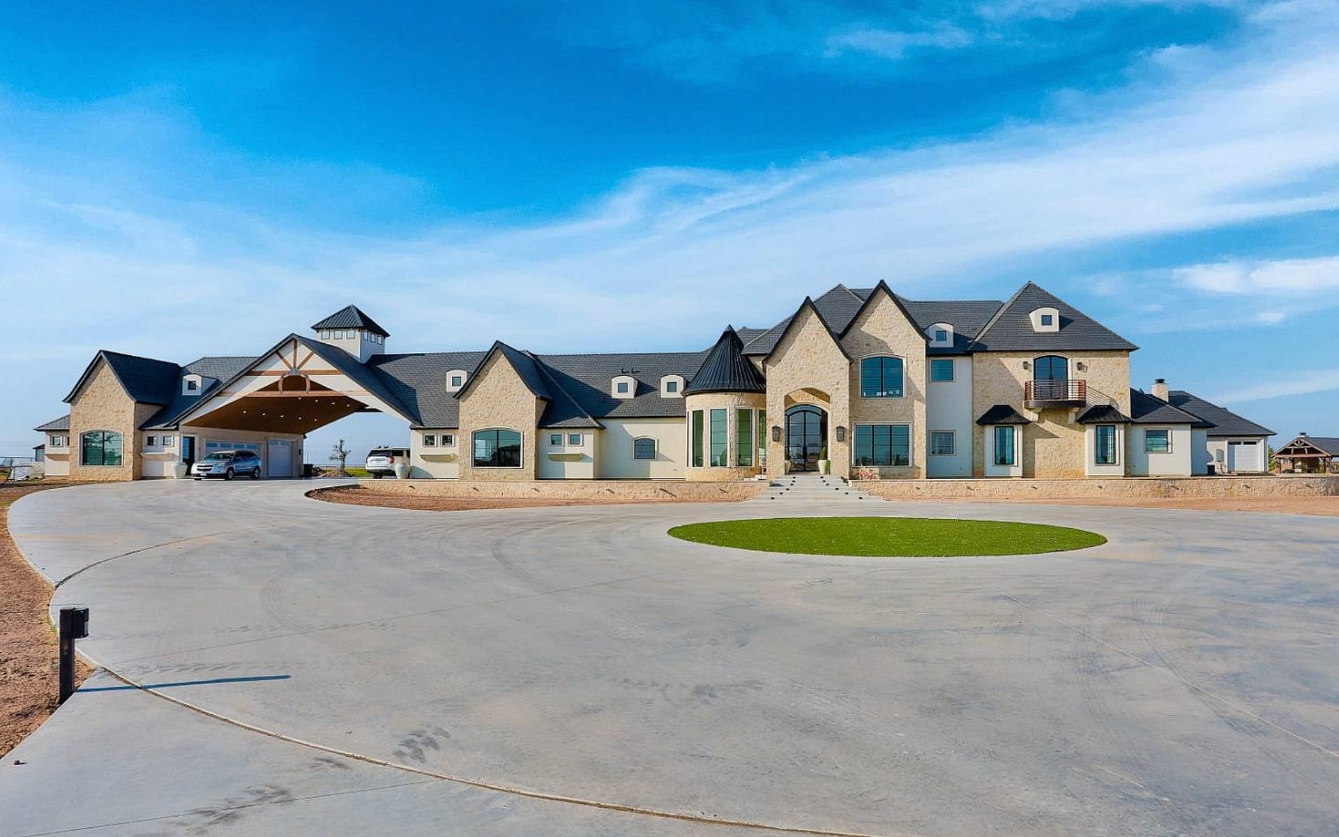 Texas Home On 12 Acres With Pond & Barn (PHOTOS)