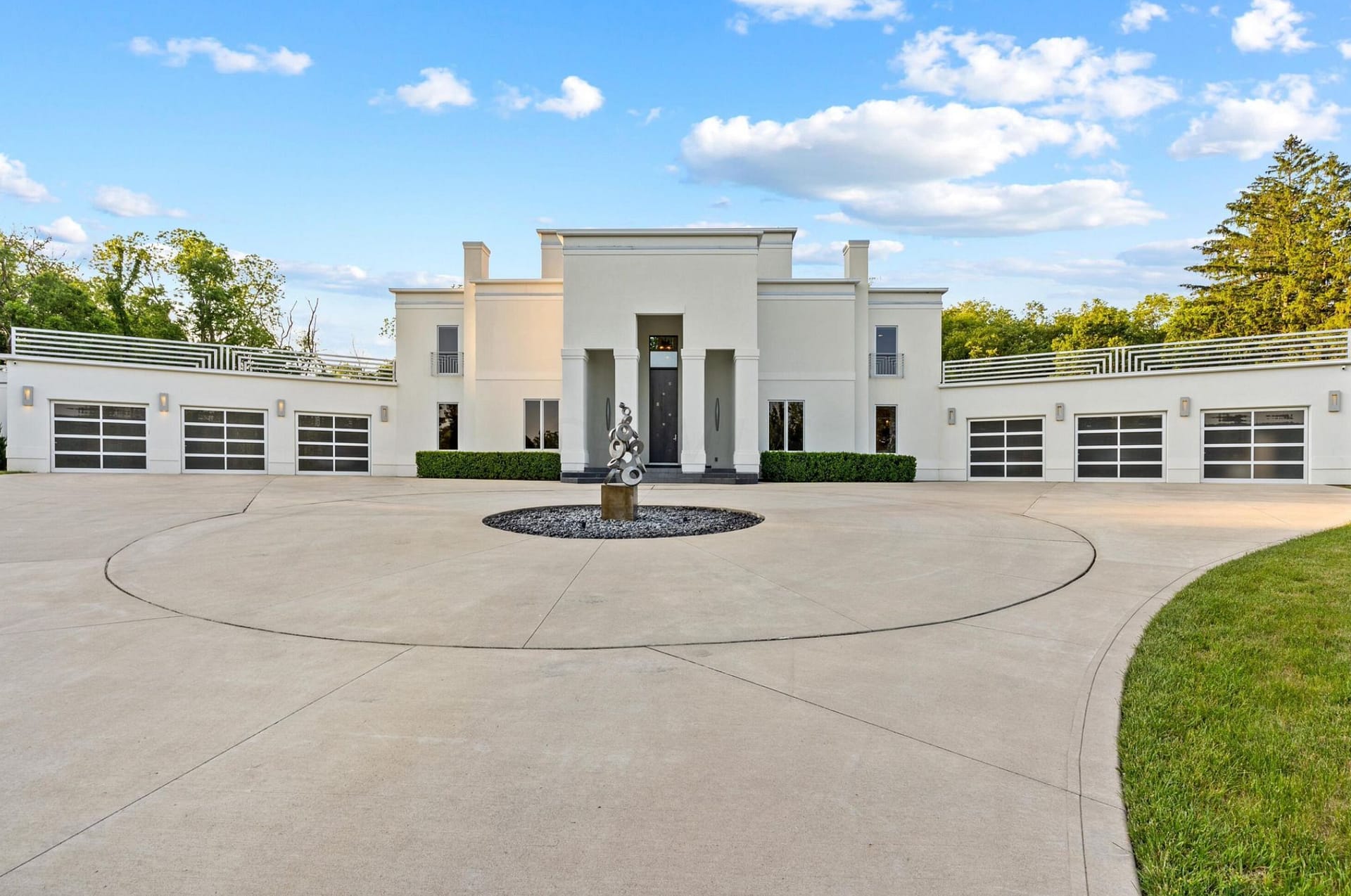 Modern Ohio Home Features An Indoor Sports Court