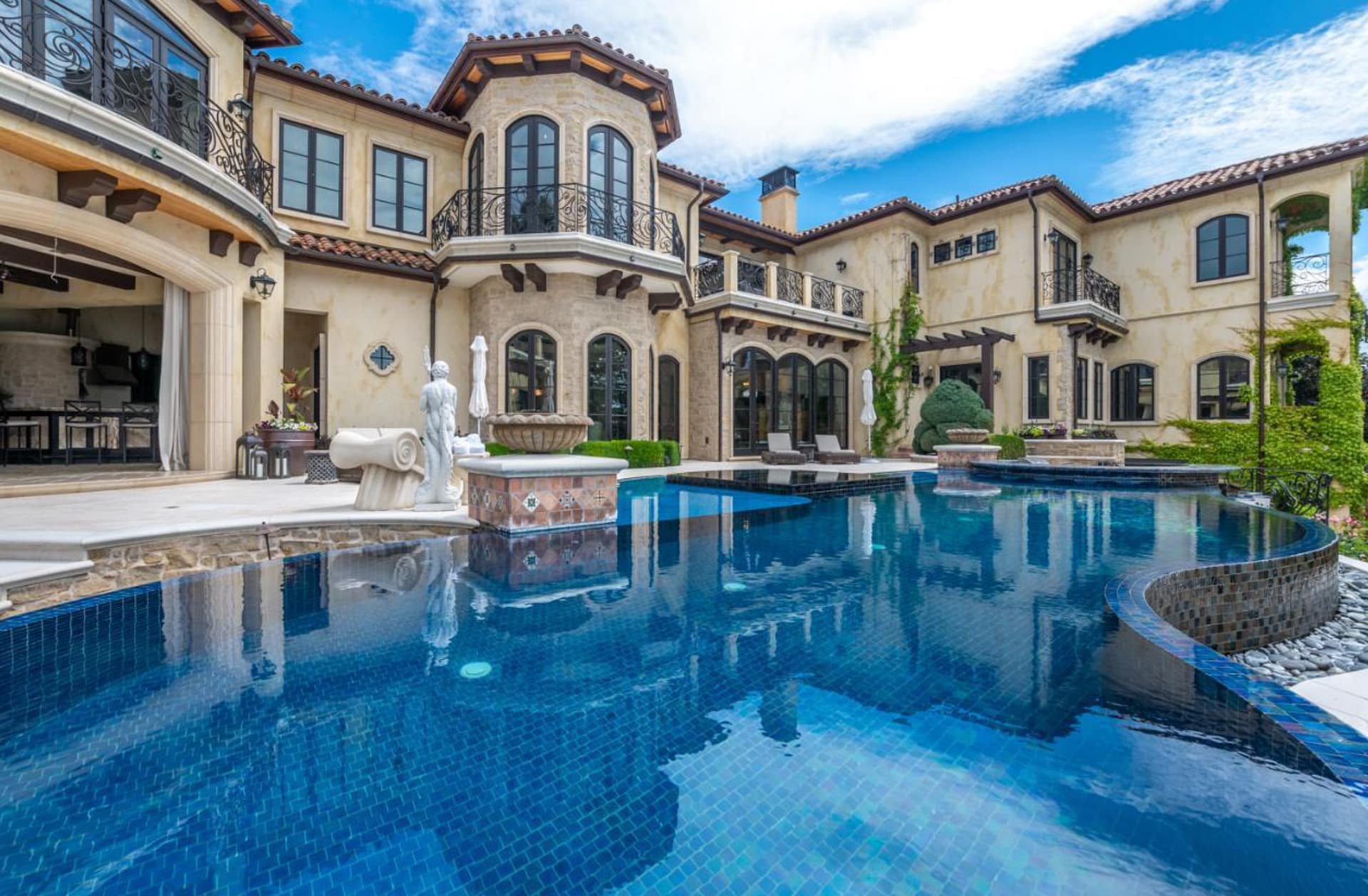 Tuscan Style Lakefront Estate In British Columbia, Canada (PHOTOS)