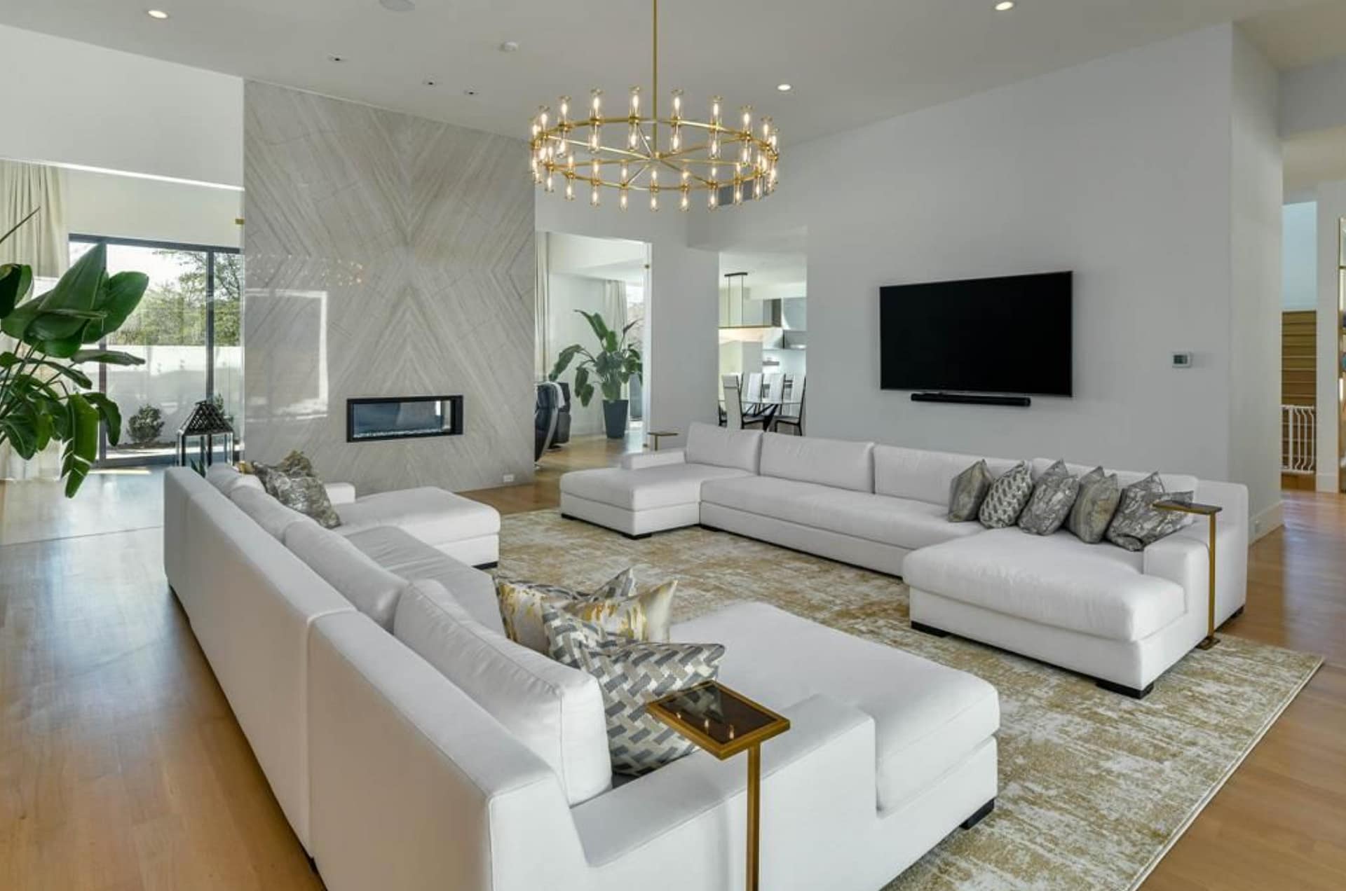 Modern Dallas Home With 10+ Car Garage (PHOTOS)