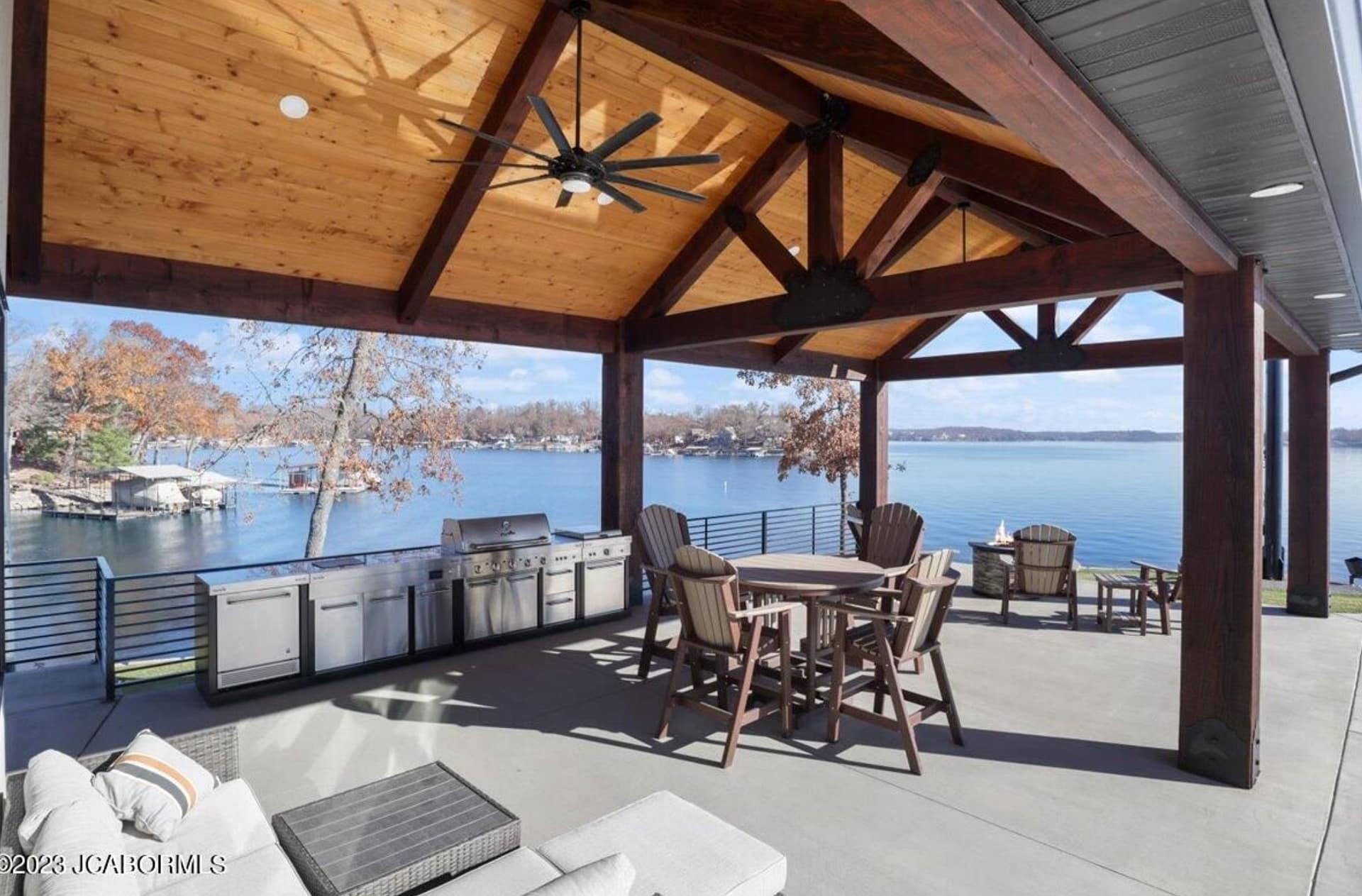 Lakefront Estate In Gravois Mills, Missouri (PHOTOS)