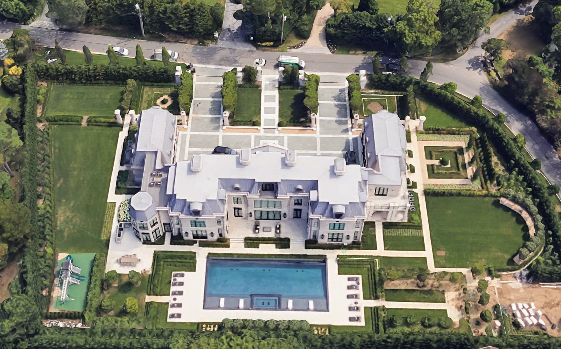 A Look At Some Long Island Luxury Homes