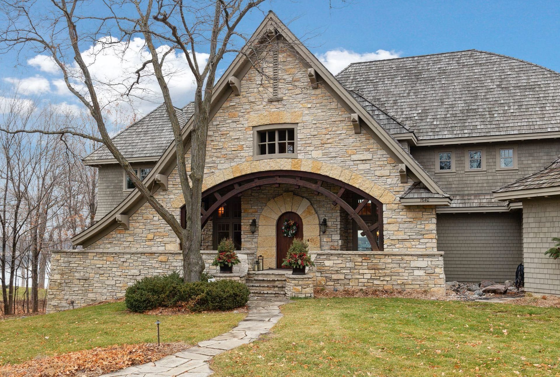 Shingle & Stone Lakefront Home In Minnesota (PHOTOS)