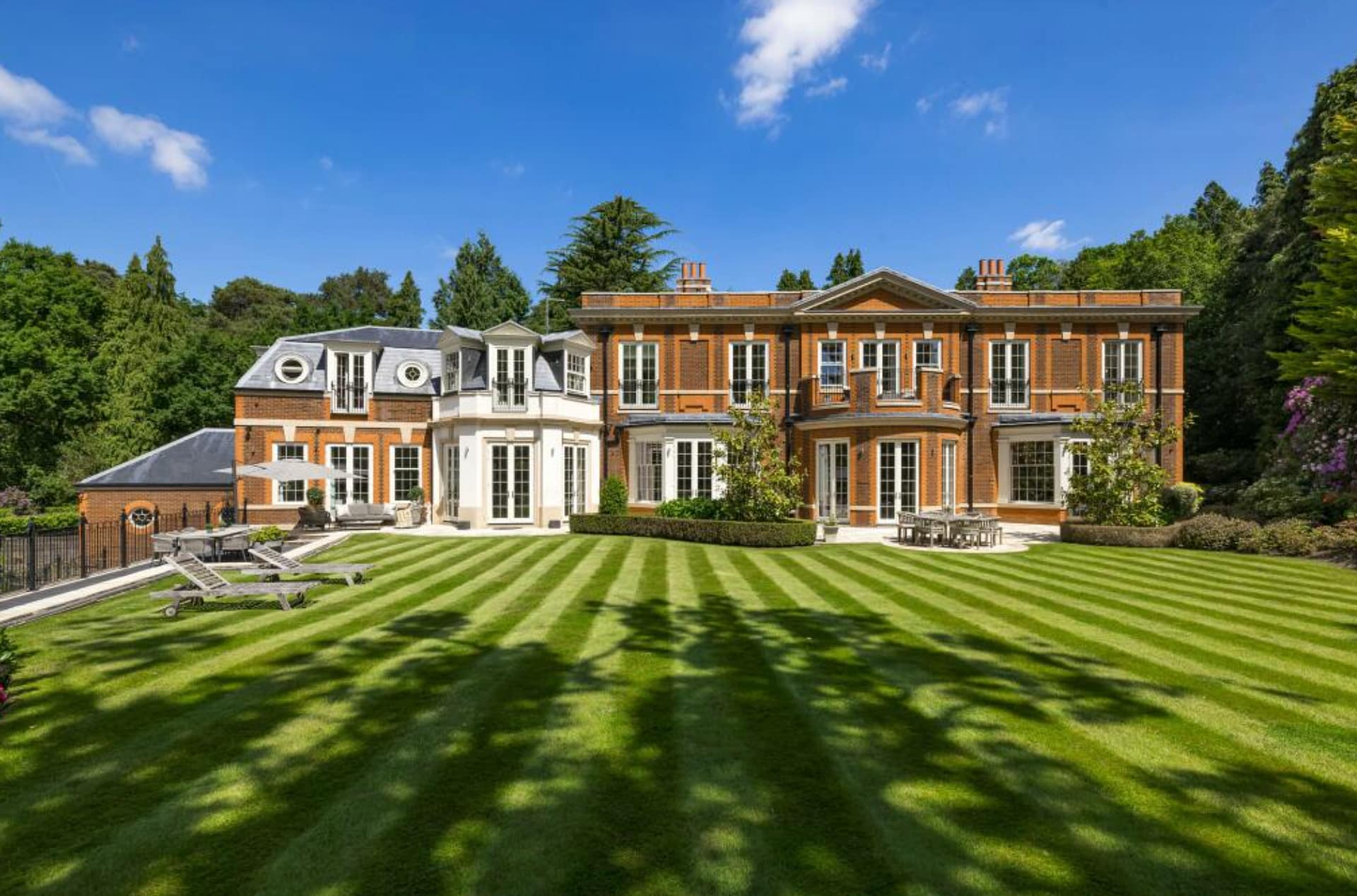 £17 Million Estate In England (PHOTOS + FLOOR PLANS)