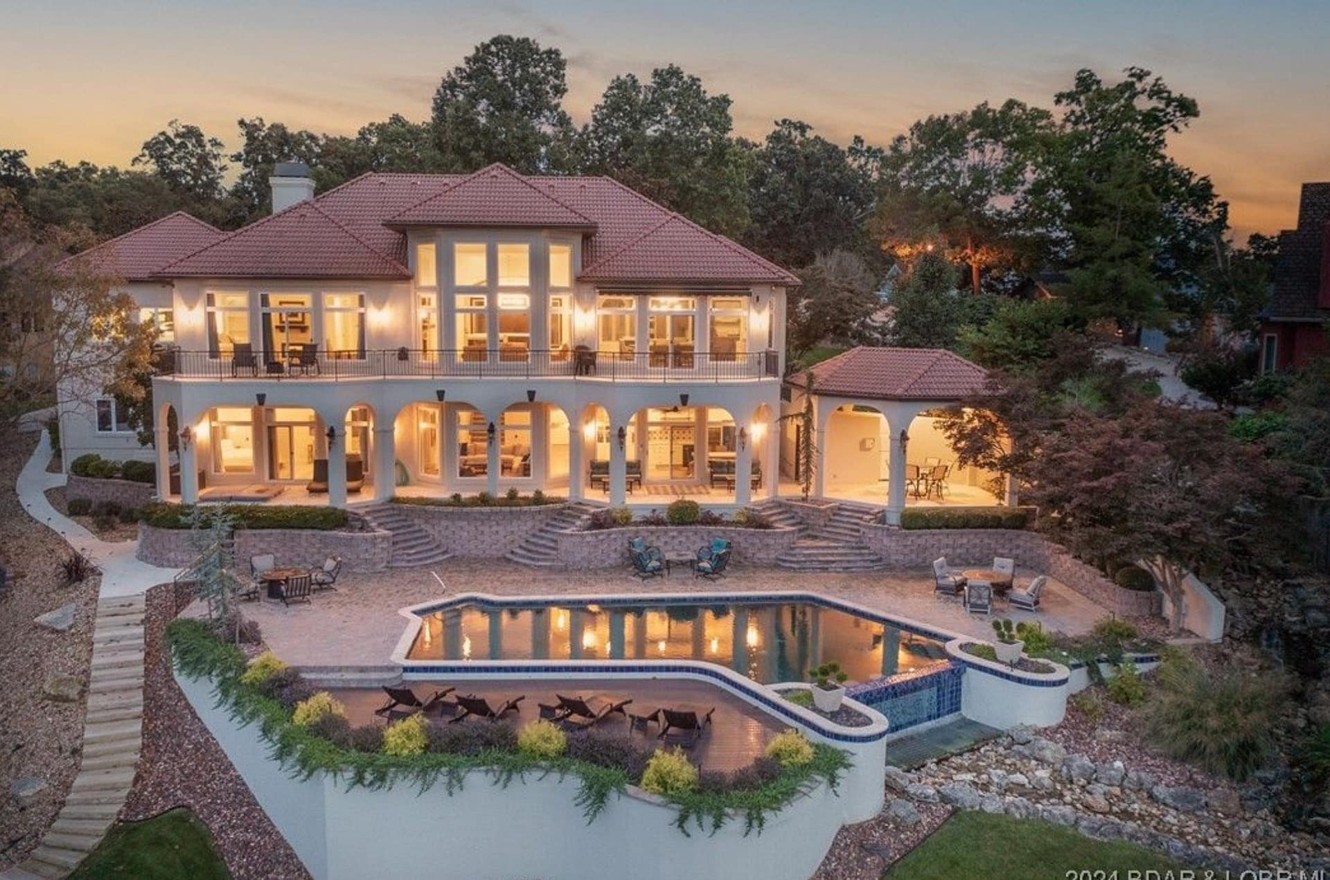 Mediterranean Style Lakefront Home In Missouri (PHOTOS)