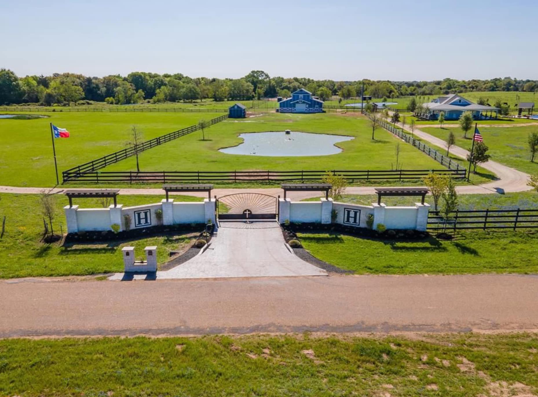 30 Acre Texas Estate With Barn & Ponds (PHOTOS)