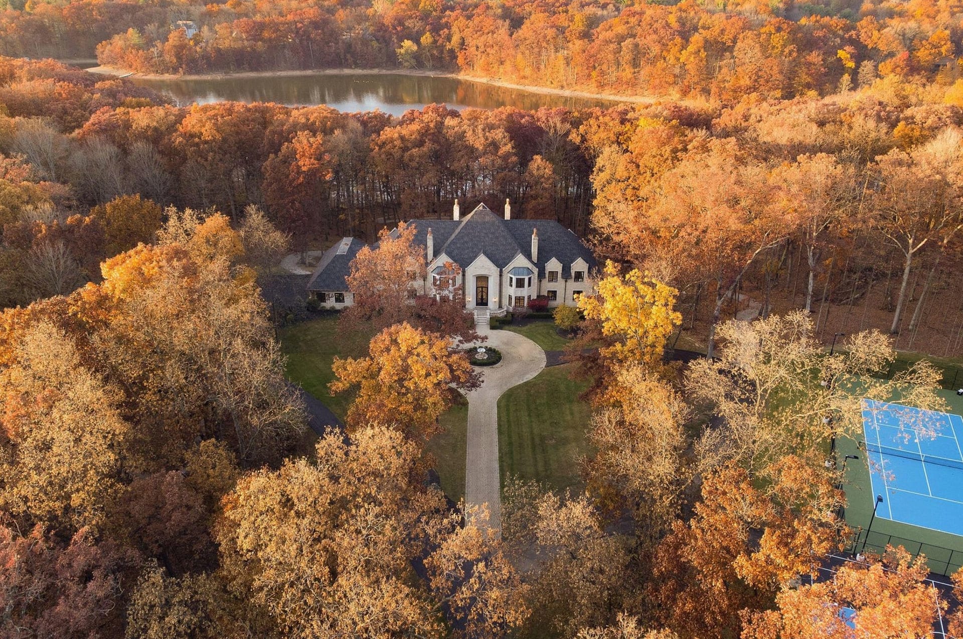 Spectacular Waterfront Home On 19 Acres In Ohio (PHOTOS)