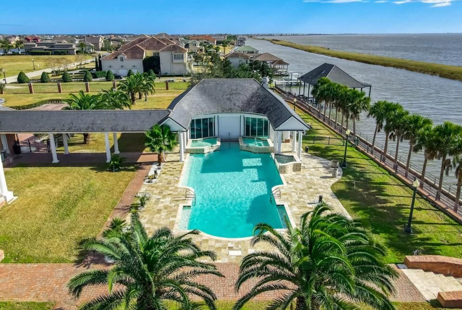 Waterfront Home On 6 Acres In Louisiana (PHOTOS)