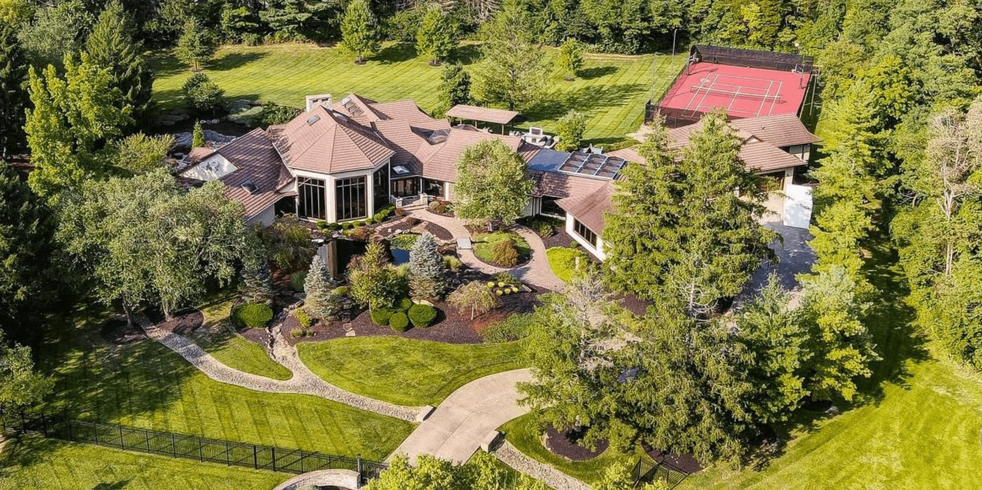 Ohio Home On 3 Acres With Indoor Pool (PHOTOS)