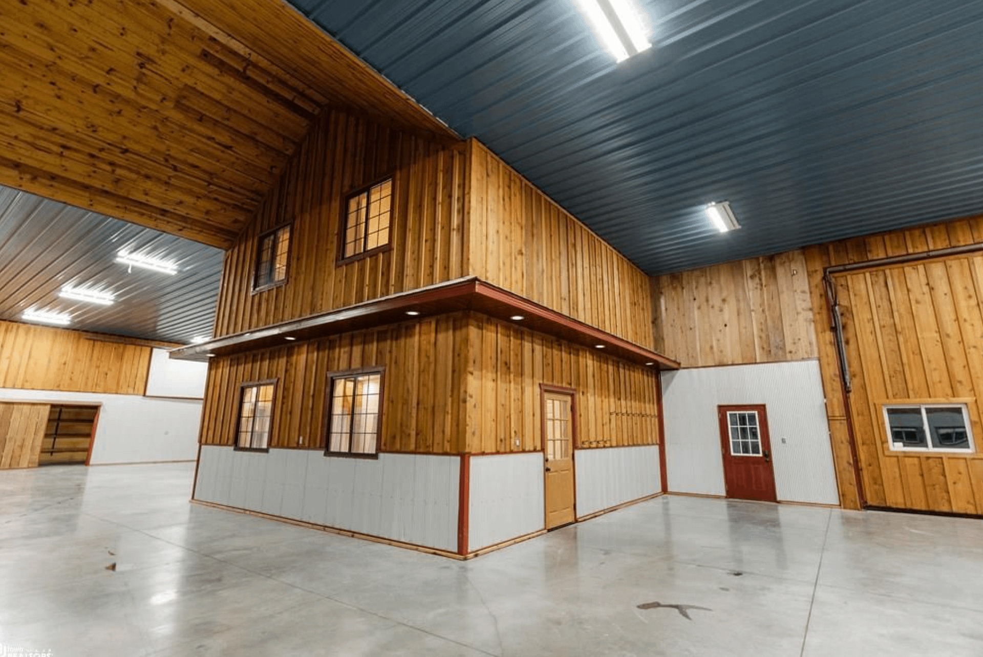 Barndominium On 180 Acres In Douds, Iowa (PHOTOS)