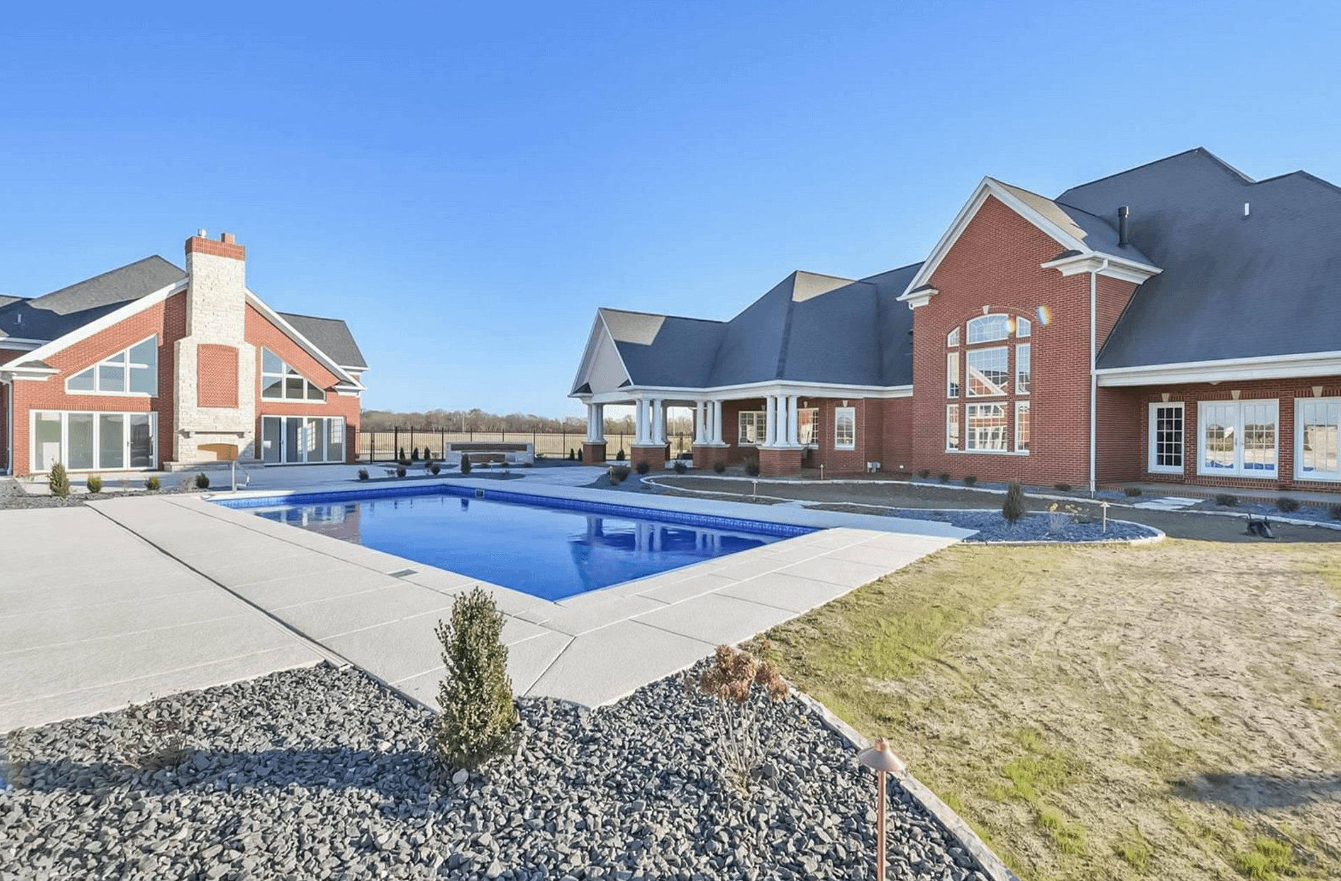 Illinois Estate On 7 Acres (PHOTOS + FLOOR PLANS)