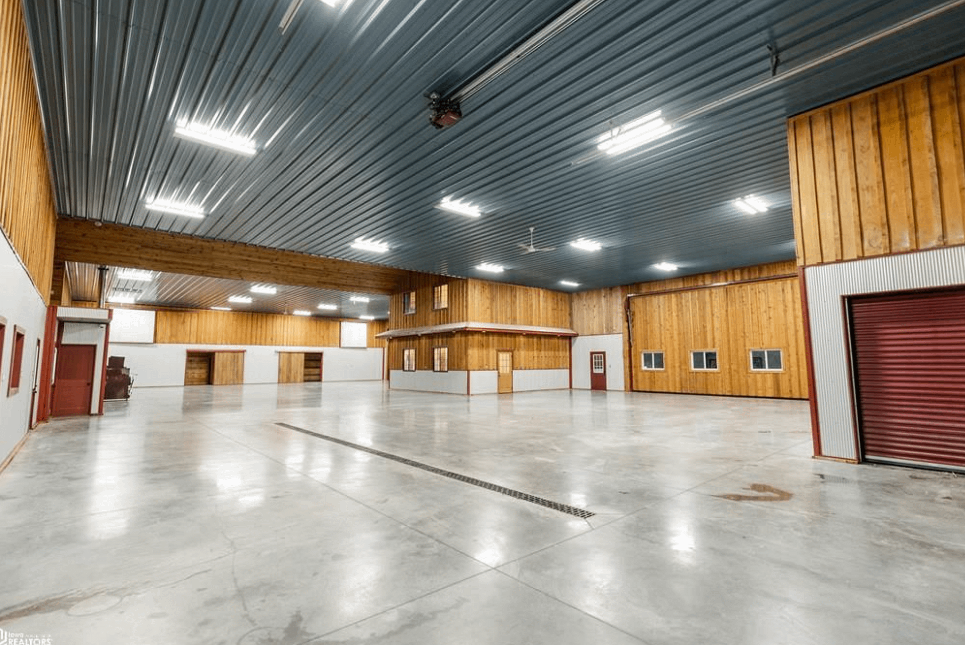 Barndominium On 180 Acres In Douds, Iowa (PHOTOS)