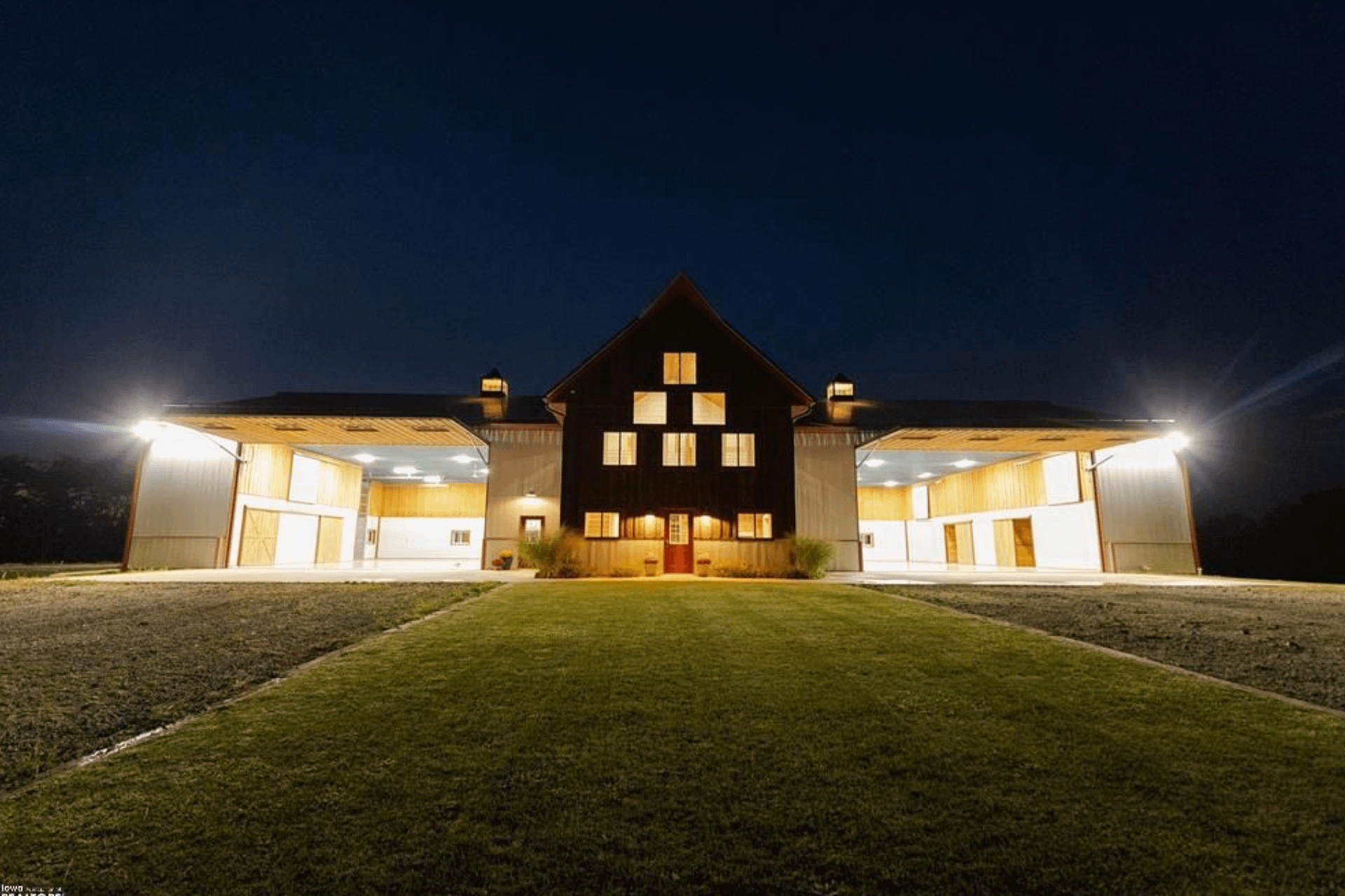 Barndominium On 180 Acres In Douds, Iowa (PHOTOS)