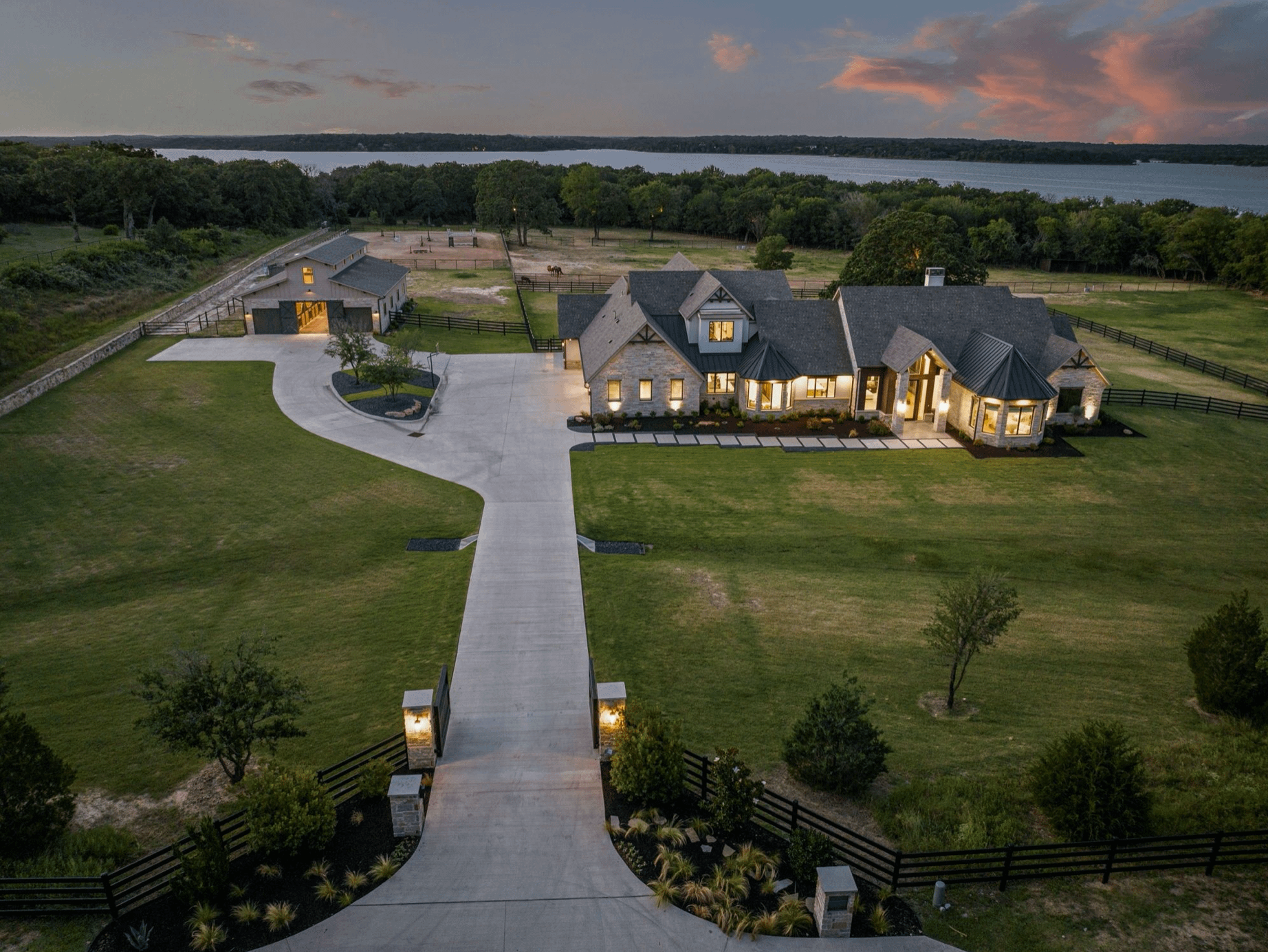 8 Acre Lakefront Texas Estate With Barn (PHOTOS)