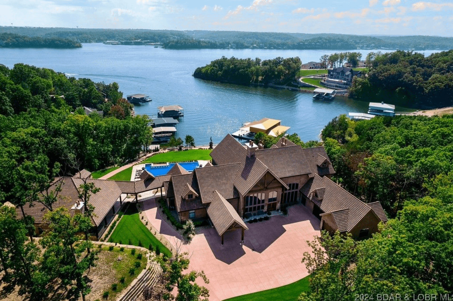 $15 Million Lakefront Estate On 13 Acres In Missouri (PHOTOS)