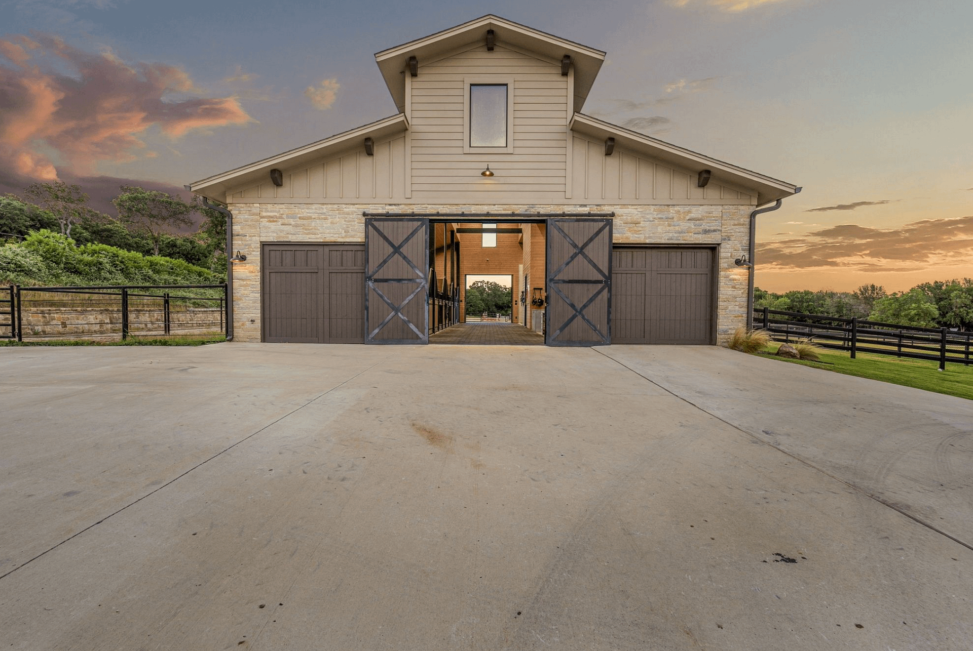 8 Acre Lakefront Texas Estate With Barn (PHOTOS)