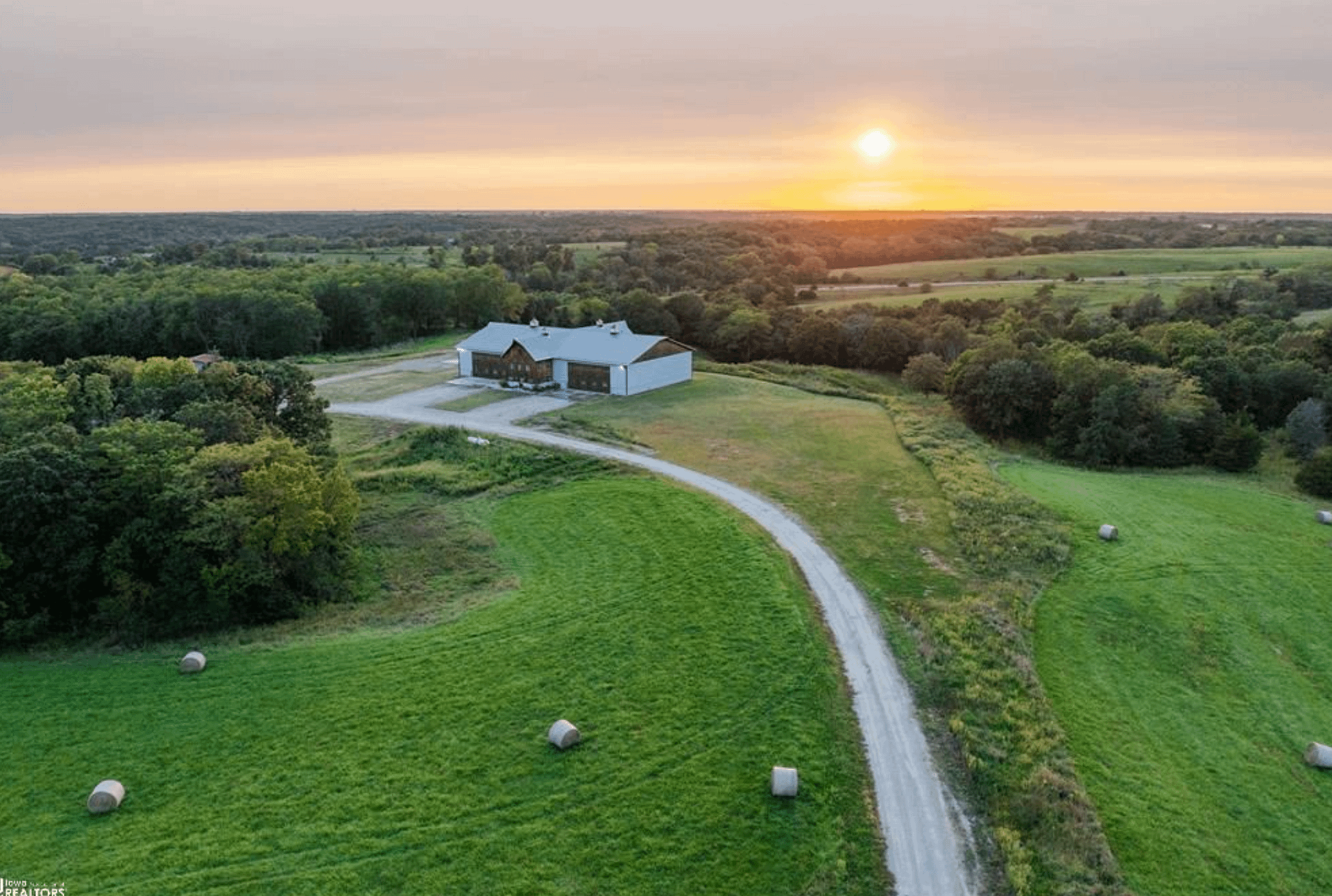 Barndominium On 180 Acres In Douds, Iowa (PHOTOS)