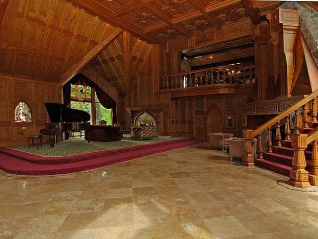 Layton Castle - Homes of the Rich