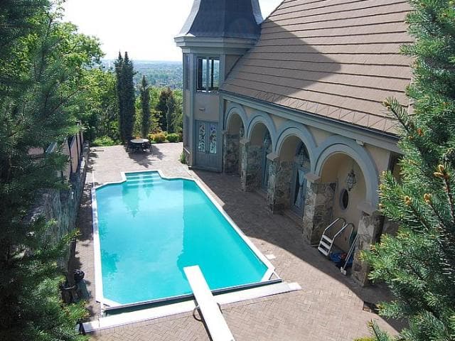 Layton Castle - Homes of the Rich