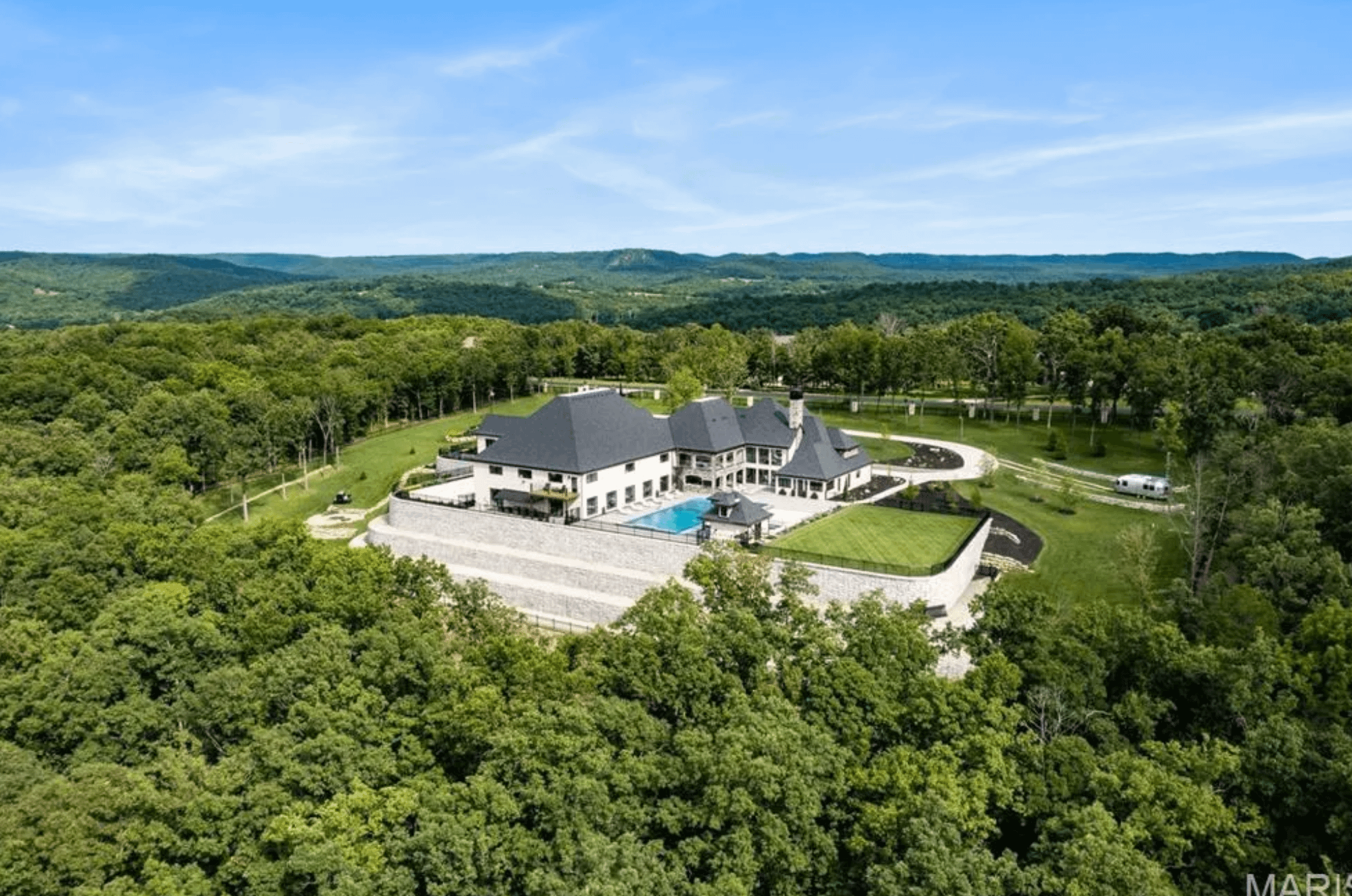 10 Acre Missouri Estate With Entertainment Complex (PHOTOS)